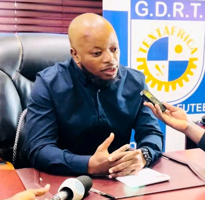 TEXTÁFRICA DO CHIMOIO: DÉZIMA AFIRMA QUE SÓ DEVE DOIS MESES DE SALÁRIOS ...